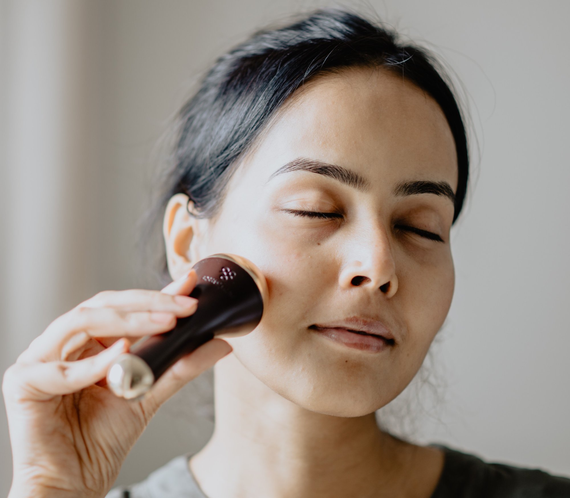 How to use the Kansa Wand: tips for ajurvedic massage - Le Mode